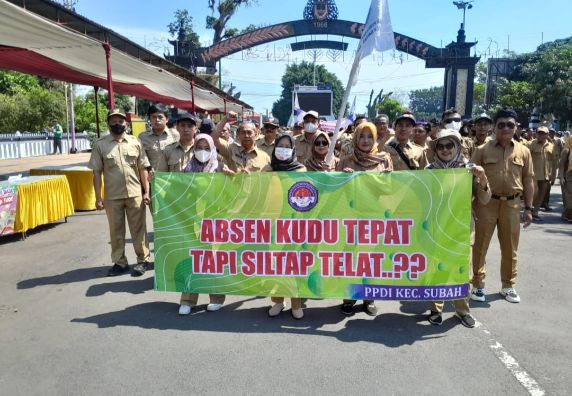 AKSI DEMO PERANGKAT DESA TUNTUT KEJELASAN SILTAP 2024